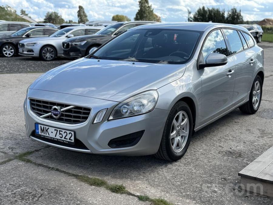 Grey Volvo V60 2012 in Riga, with an engine capacity of 2.00 L and mileage of 267 thousand km for 4700 €, photo 4 on AUTOMOTO.COM.LV