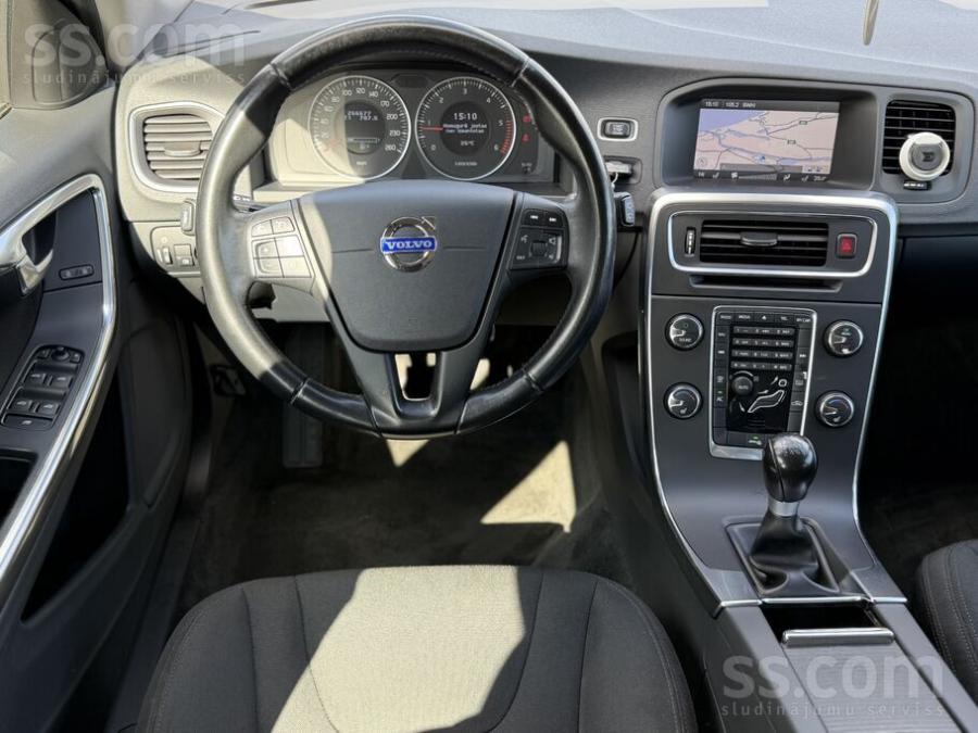 Grey Volvo V60 2012 in Riga, with an engine capacity of 2.00 L and mileage of 267 thousand km for 4700 €, photo 5 on AUTOMOTO.COM.LV