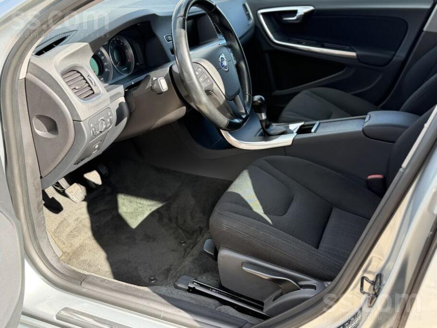Grey Volvo V60 2012 in Riga, with an engine capacity of 2.00 L and mileage of 267 thousand km for 4700 €, photo 7 on AUTOMOTO.COM.LV