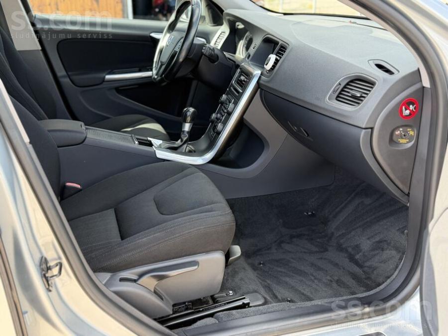 Grey Volvo V60 2012 in Riga, with an engine capacity of 2.00 L and mileage of 267 thousand km for 4700 €, photo 11 on AUTOMOTO.COM.LV