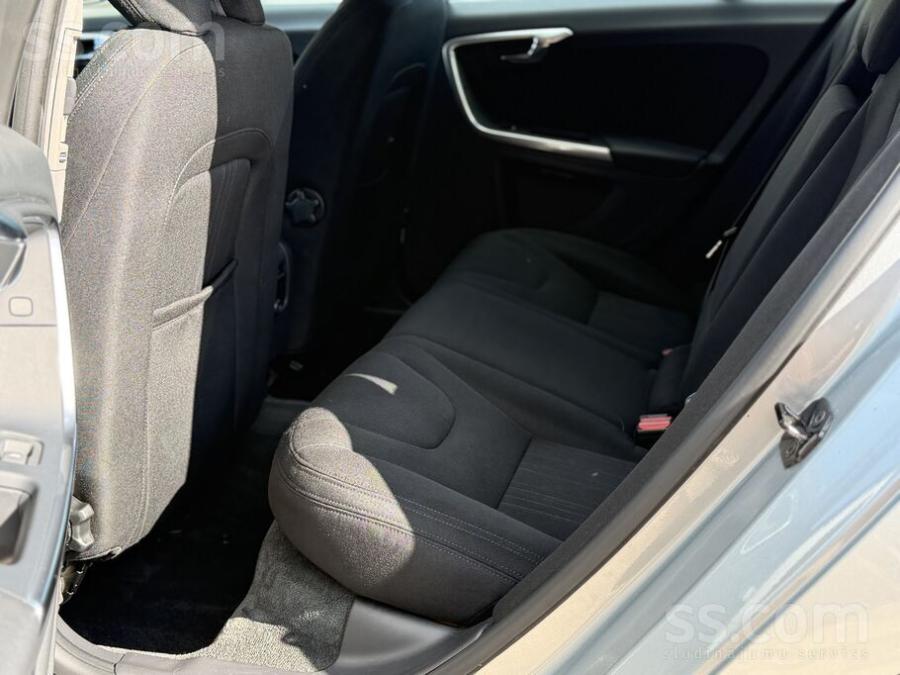 Grey Volvo V60 2012 in Riga, with an engine capacity of 2.00 L and mileage of 267 thousand km for 4700 €, photo 12 on AUTOMOTO.COM.LV