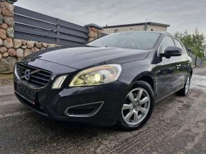 Pelēks Volvo V60 2012 Viļņa, ar dzinēja tilpumu 2.40 L un nobraukumu 213 tūkst. km par 6999 €, foto  vietnē AUTOMOTO.COM.LV