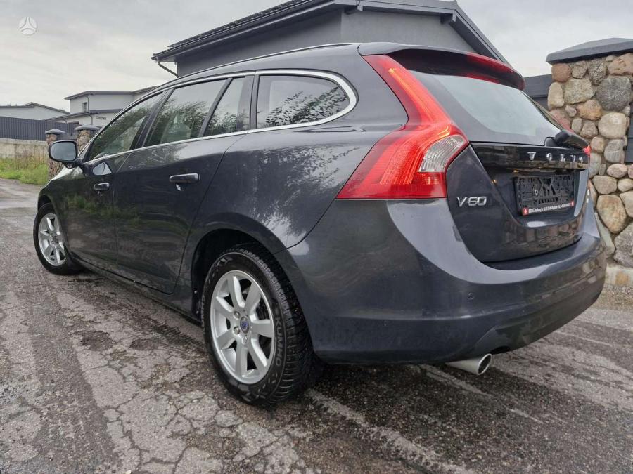 Pelēks Volvo V60 2012 Viļņa, ar dzinēja tilpumu 2.40 L un nobraukumu 213 tūkst. km par 6999 €, foto 5 vietnē AUTOMOTO.COM.LV