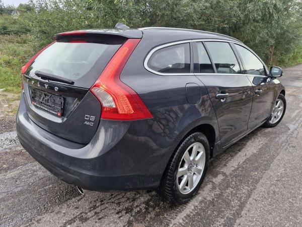 Grey Volvo V60 2012 in Vilnius, with an engine capacity of 2.40 L and mileage of 213 thousand km for 6999 €, photo 6 on AUTOMOTO.COM.LV