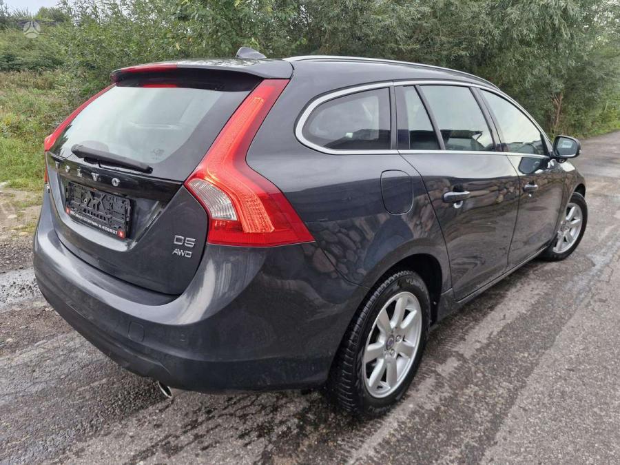 Pelēks Volvo V60 2012 Viļņa, ar dzinēja tilpumu 2.40 L un nobraukumu 213 tūkst. km par 6999 €, foto 6 vietnē AUTOMOTO.COM.LV