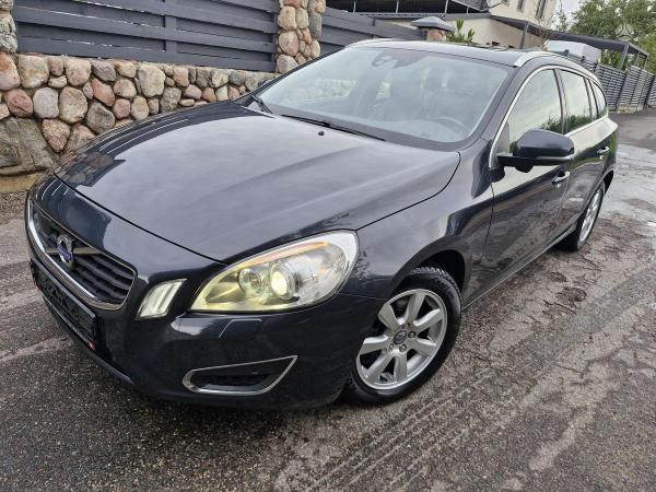 Grey Volvo V60 2012 in Vilnius, with an engine capacity of 2.40 L and mileage of 213 thousand km for 6999 €, photo 9 on AUTOMOTO.COM.LV