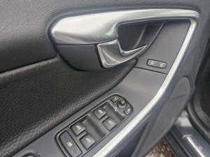 Pelēks Volvo V60 2012 Viļņa, ar dzinēja tilpumu 2.40 L un nobraukumu 213 tūkst. km par 6999 €, foto 15 vietnē AUTOMOTO.COM.LV