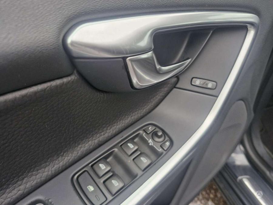 Pelēks Volvo V60 2012 Viļņa, ar dzinēja tilpumu 2.40 L un nobraukumu 213 tūkst. km par 6999 €, foto 15 vietnē AUTOMOTO.COM.LV