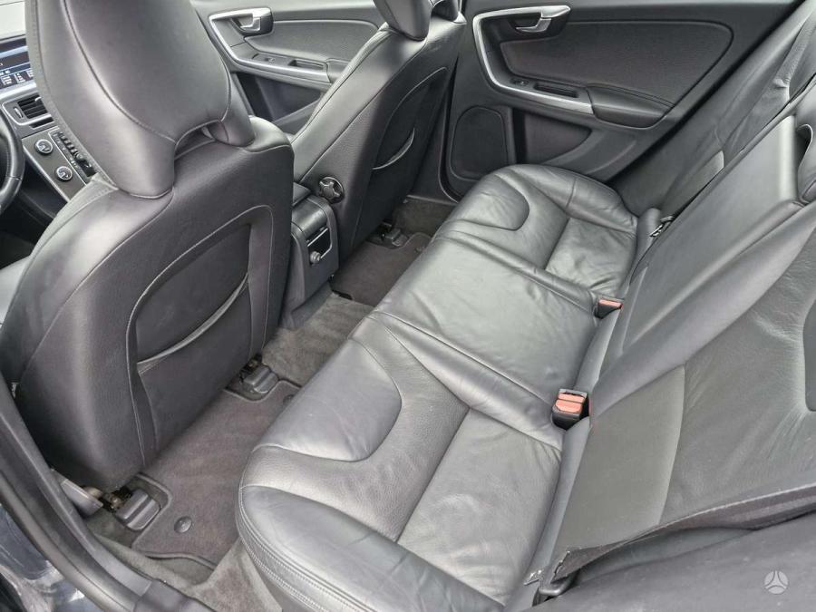 Pelēks Volvo V60 2012 Viļņa, ar dzinēja tilpumu 2.40 L un nobraukumu 213 tūkst. km par 6999 €, foto 16 vietnē AUTOMOTO.COM.LV