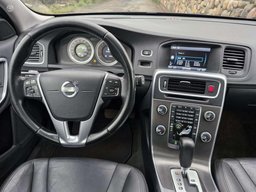 Pelēks Volvo V60 2012 Viļņa, ar dzinēja tilpumu 2.40 L un nobraukumu 213 tūkst. km par 6999 €, foto 17 vietnē AUTOMOTO.COM.LV