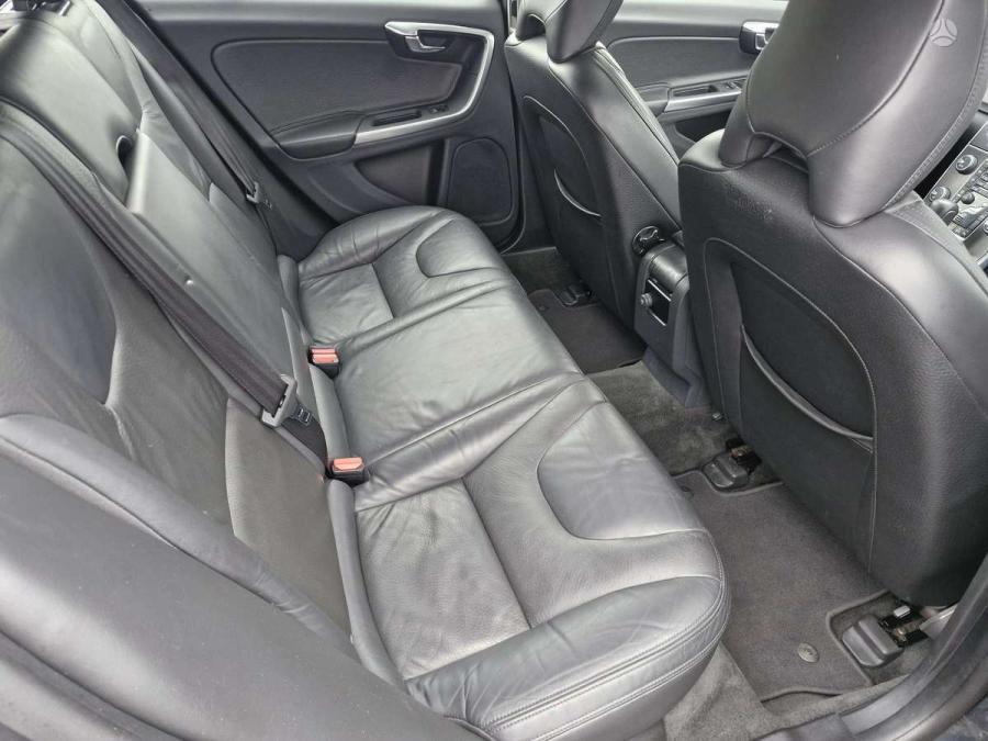 Pelēks Volvo V60 2012 Viļņa, ar dzinēja tilpumu 2.40 L un nobraukumu 213 tūkst. km par 6999 €, foto 18 vietnē AUTOMOTO.COM.LV