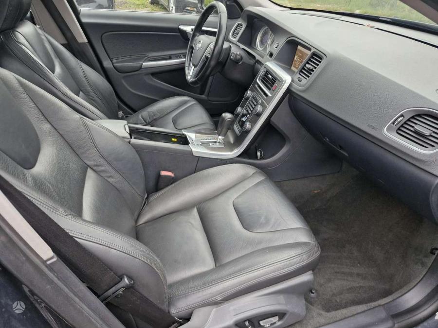 Pelēks Volvo V60 2012 Viļņa, ar dzinēja tilpumu 2.40 L un nobraukumu 213 tūkst. km par 6999 €, foto 20 vietnē AUTOMOTO.COM.LV