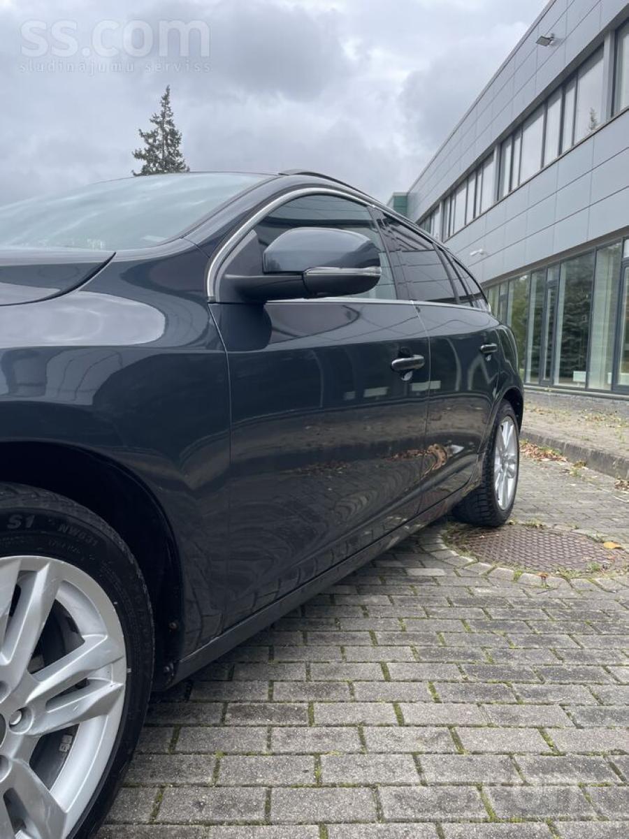 Grey Volvo V60 2012 in Tukums, with an engine capacity of 2.00 L and mileage of 244 thousand km for 4600 €, photo 4 on AUTOMOTO.COM.LV