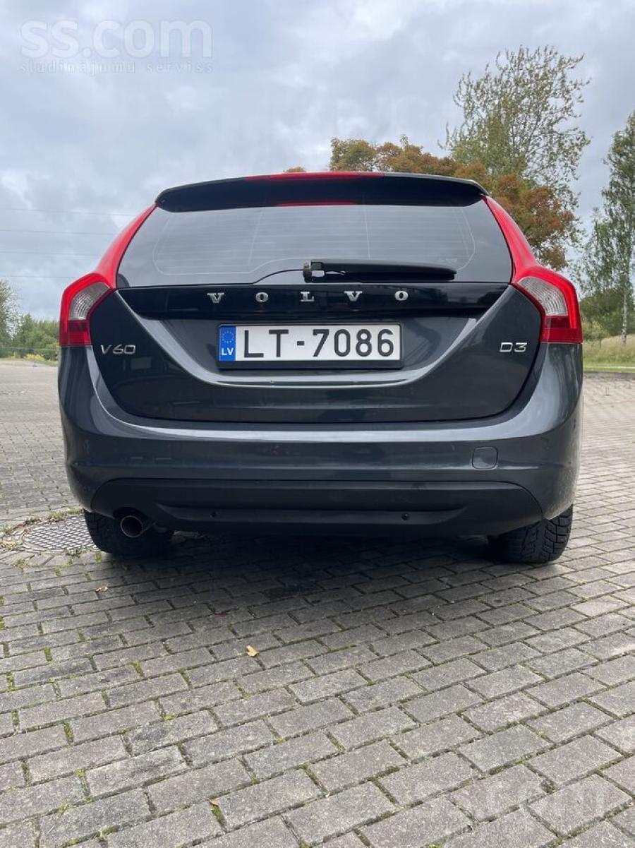 Grey Volvo V60 2012 in Tukums, with an engine capacity of 2.00 L and mileage of 244 thousand km for 4600 €, photo 6 on AUTOMOTO.COM.LV