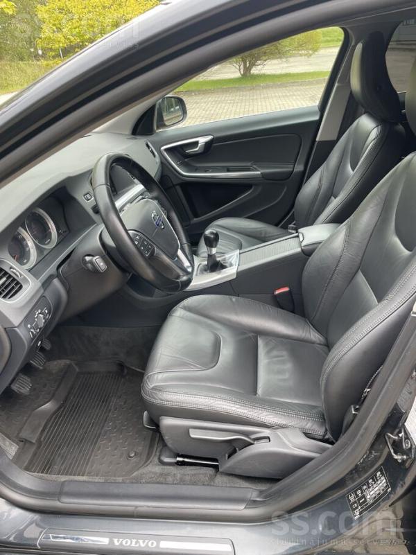 Pelēks Volvo V60 2012 Tukums, ar dzinēja tilpumu 2.00 L un nobraukumu 244 tūkst. km par 4600 €, foto 7 vietnē AUTOMOTO.COM.LV