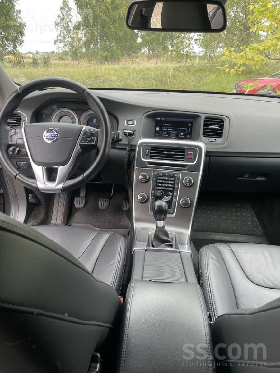 Grey Volvo V60 2012 in Tukums, with an engine capacity of 2.00 L and mileage of 244 thousand km for 4600 €, photo 8 on AUTOMOTO.COM.LV