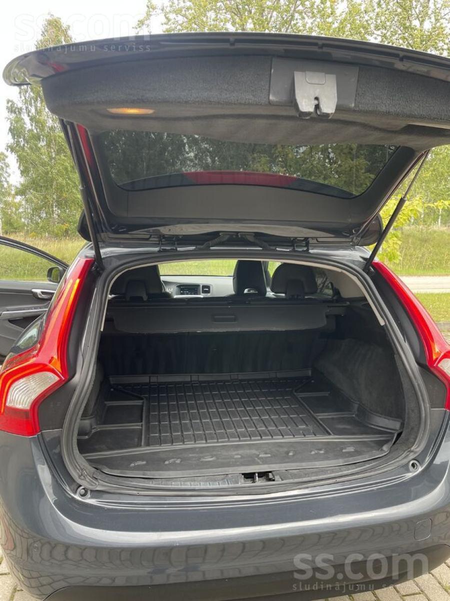 Grey Volvo V60 2012 in Tukums, with an engine capacity of 2.00 L and mileage of 244 thousand km for 4600 €, photo 9 on AUTOMOTO.COM.LV