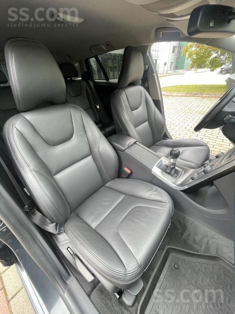 Grey Volvo V60 2012 in Tukums, with an engine capacity of 2.00 L and mileage of 244 thousand km for 4600 €, photo 10 on AUTOMOTO.COM.LV