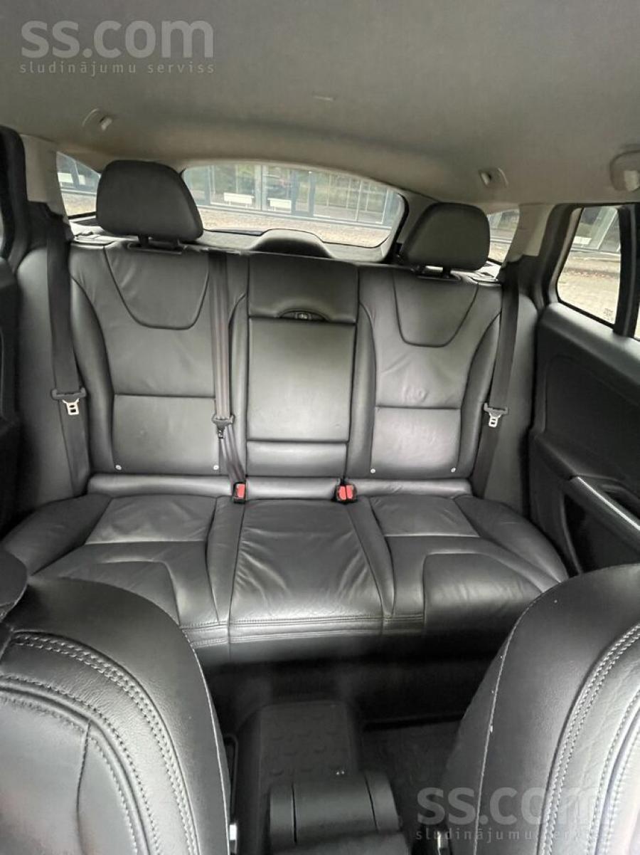 Grey Volvo V60 2012 in Tukums, with an engine capacity of 2.00 L and mileage of 244 thousand km for 4600 €, photo 11 on AUTOMOTO.COM.LV