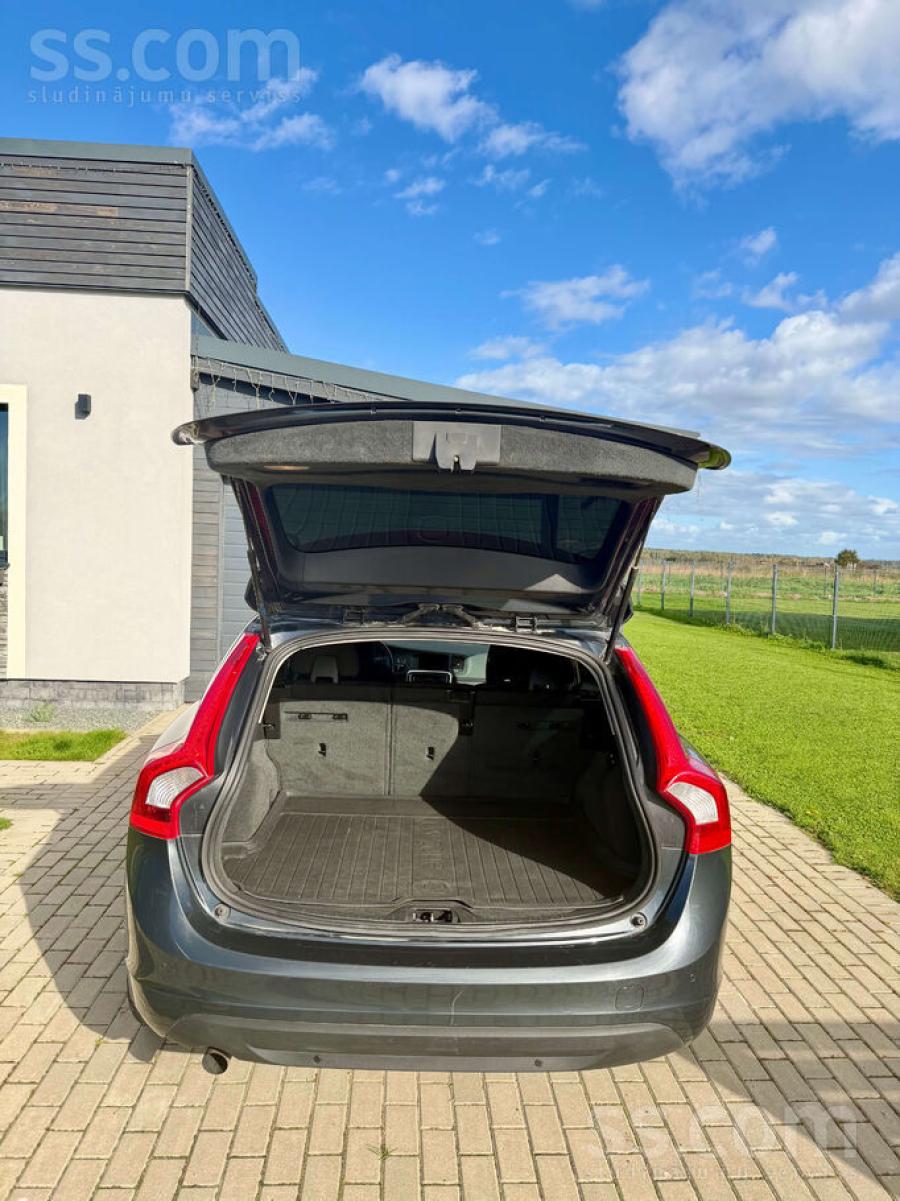 Pelēks Volvo V60 2012 Rīga, ar dzinēja tilpumu 2.00 L un nobraukumu 344 tūkst. km par 6200 €, foto 4 vietnē AUTOMOTO.COM.LV