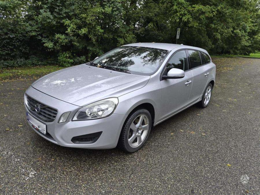 Pelēks Volvo V60 2012 Viļņa, ar dzinēja tilpumu 1.56 L un nobraukumu 215 tūkst. km par 4700 €, foto 1 vietnē AUTOMOTO.COM.LV