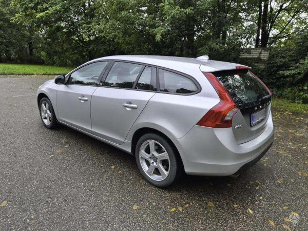 Pelēks Volvo V60 2012 Viļņa, ar dzinēja tilpumu 1.56 L un nobraukumu 215 tūkst. km par 4700 €, foto 3 vietnē AUTOMOTO.COM.LV