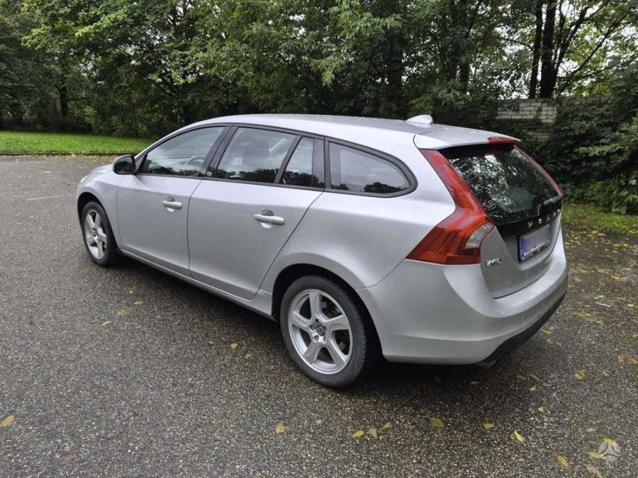 Pelēks Volvo V60 2012 Viļņa, ar dzinēja tilpumu 1.56 L un nobraukumu 215 tūkst. km par 4700 €, foto 3 vietnē AUTOMOTO.COM.LV