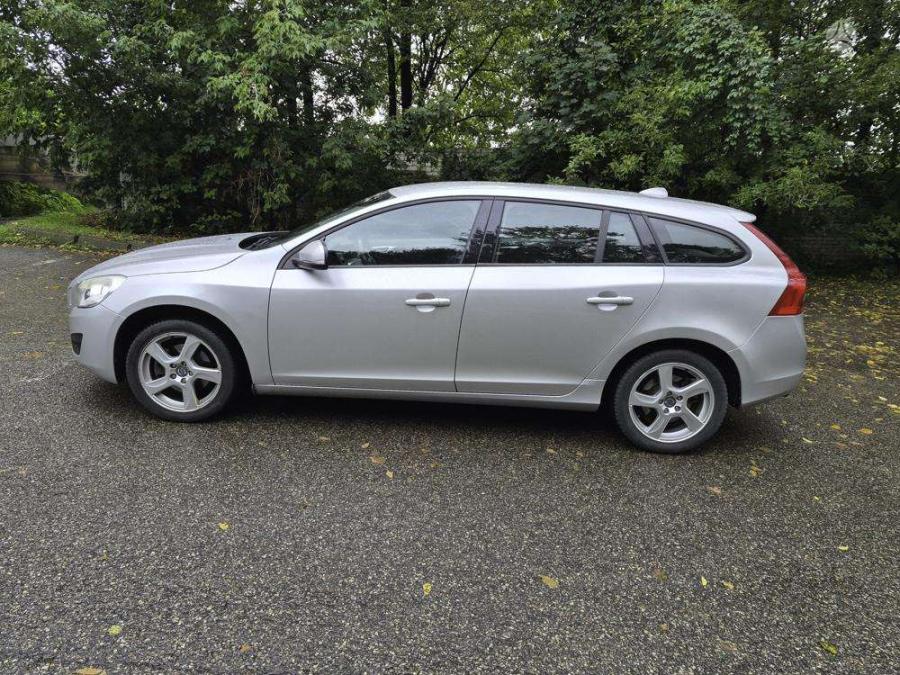 Pelēks Volvo V60 2012 Viļņa, ar dzinēja tilpumu 1.56 L un nobraukumu 215 tūkst. km par 4700 €, foto 4 vietnē AUTOMOTO.COM.LV