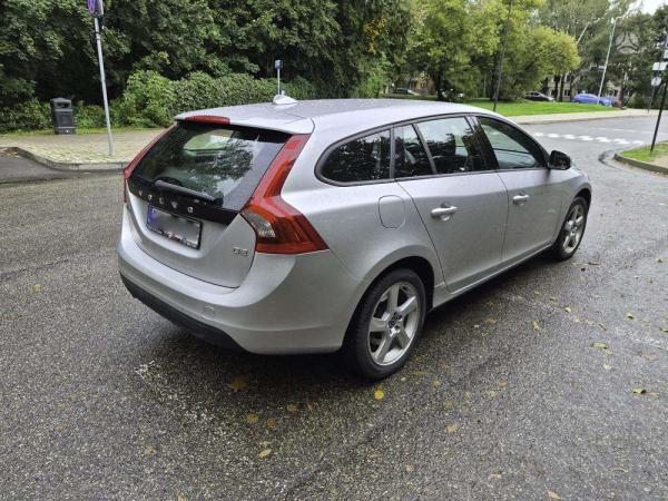 Pelēks Volvo V60 2012 Viļņa, ar dzinēja tilpumu 1.56 L un nobraukumu 215 tūkst. km par 4700 €, foto 5 vietnē AUTOMOTO.COM.LV