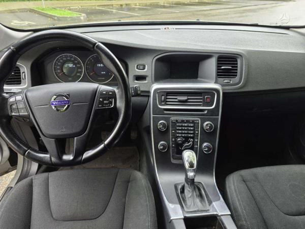 Pelēks Volvo V60 2012 Viļņa, ar dzinēja tilpumu 1.56 L un nobraukumu 215 tūkst. km par 4700 €, foto 8 vietnē AUTOMOTO.COM.LV