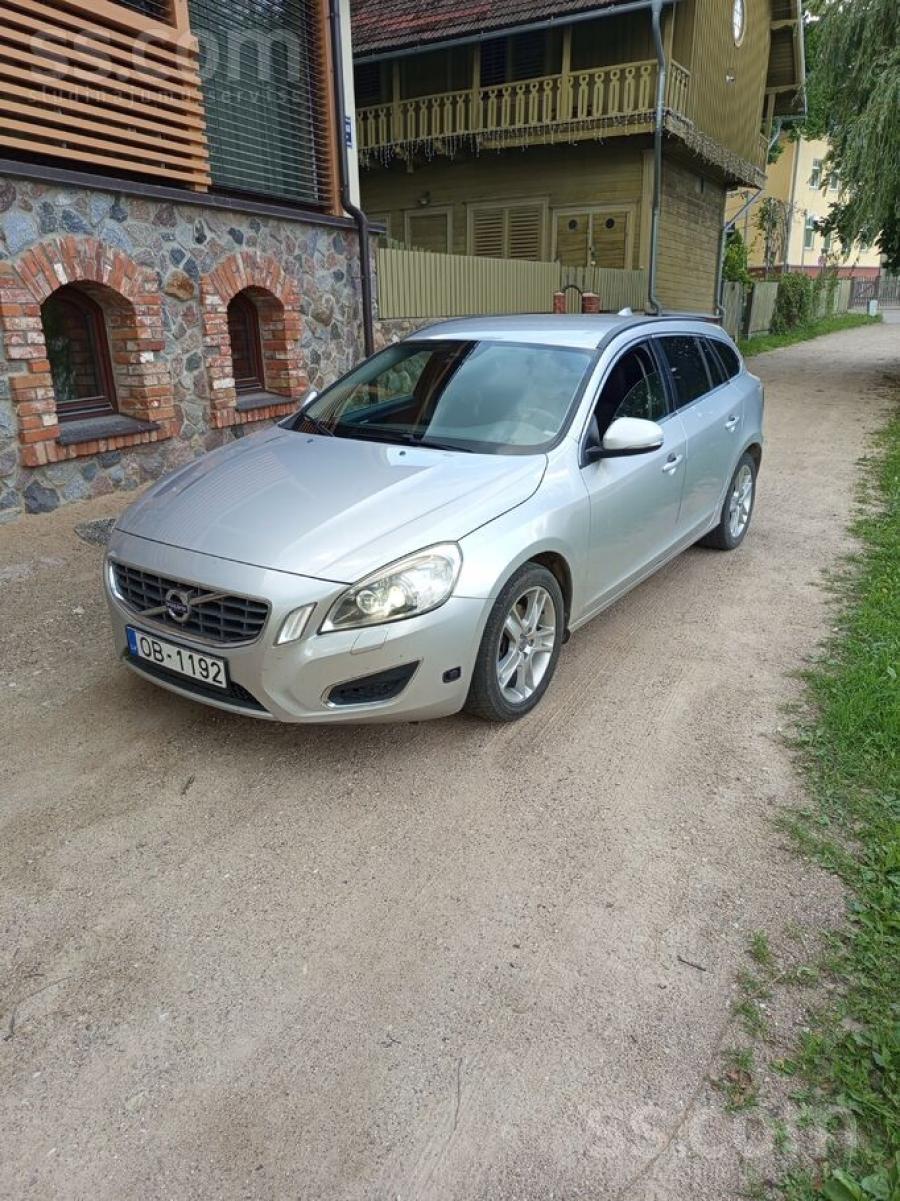 Grey Volvo V60 2013 in Valmiera, with an engine capacity of 1.60 L and mileage of 174 thousand km for 9000 €, photo 1 on AUTOMOTO.COM.LV