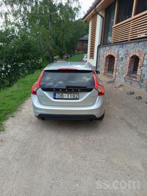 Grey Volvo V60 2013 in Valmiera, with an engine capacity of 1.60 L and mileage of 174 thousand km for 9000 €, photo 5 on AUTOMOTO.COM.LV