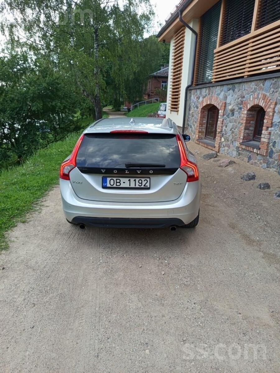 Grey Volvo V60 2013 in Valmiera, with an engine capacity of 1.60 L and mileage of 174 thousand km for 9000 €, photo 5 on AUTOMOTO.COM.LV