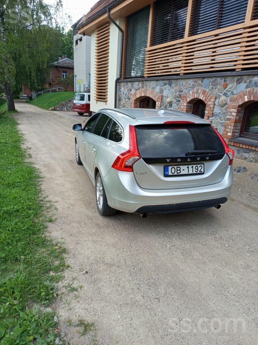 Grey Volvo V60 2013 in Valmiera, with an engine capacity of 1.60 L and mileage of 174 thousand km for 9000 €, photo 6 on AUTOMOTO.COM.LV