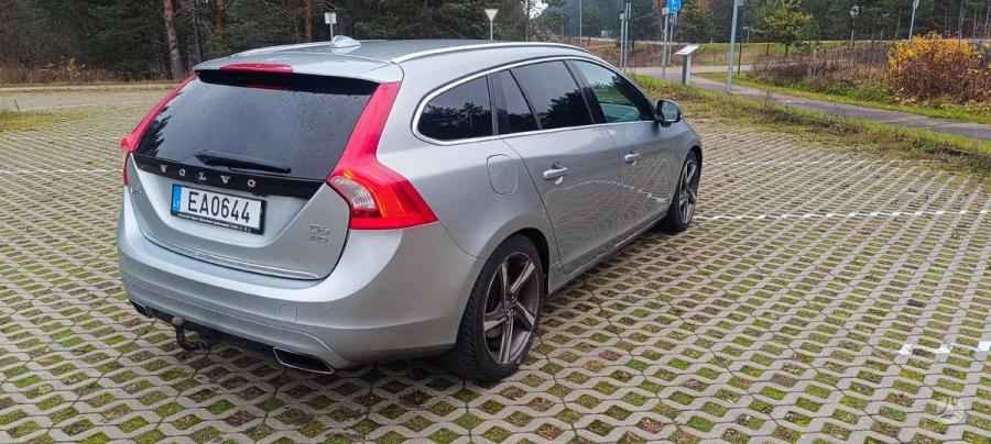 Grey Volvo V60 2013 in Varena, with an engine capacity of 2.40 L and mileage of 420 thousand km for 7500 €, photo 3 on AUTOMOTO.COM.LV