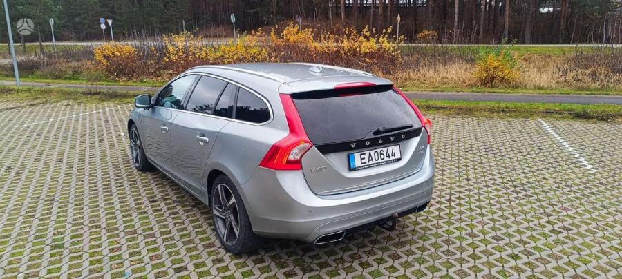 Grey Volvo V60 2013 in Varena, with an engine capacity of 2.40 L and mileage of 420 thousand km for 7500 €, photo 4 on AUTOMOTO.COM.LV