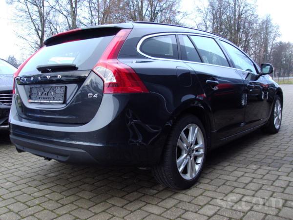 Grey Volvo V60 2013 in Riga, with an engine capacity of 2.40 L and mileage of 174 thousand km for 10800 €, photo 3 on AUTOMOTO.COM.LV
