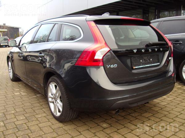 Grey Volvo V60 2013 in Riga, with an engine capacity of 2.40 L and mileage of 174 thousand km for 10800 €, photo 4 on AUTOMOTO.COM.LV
