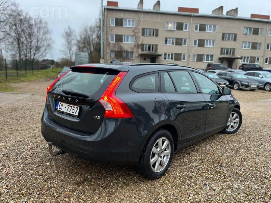 Pelēks Volvo V60 2013 Kuldīga, ar dzinēja tilpumu 2.00 L un nobraukumu 268 tūkst. km par 6290 €, foto 3 vietnē AUTOMOTO.COM.LV