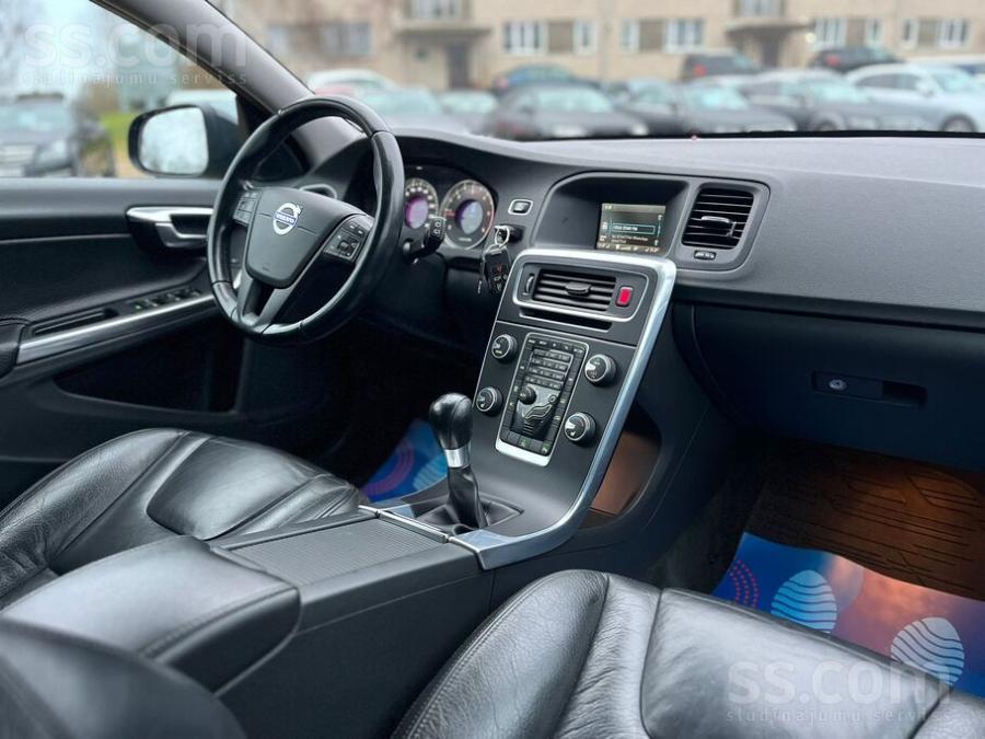 Pelēks Volvo V60 2013 Kuldīga, ar dzinēja tilpumu 2.00 L un nobraukumu 268 tūkst. km par 6290 €, foto 14 vietnē AUTOMOTO.COM.LV