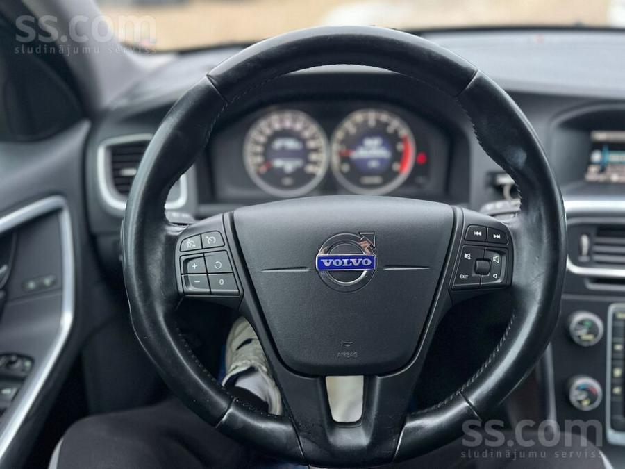 Pelēks Volvo V60 2013 Kuldīga, ar dzinēja tilpumu 2.00 L un nobraukumu 268 tūkst. km par 6290 €, foto 17 vietnē AUTOMOTO.COM.LV