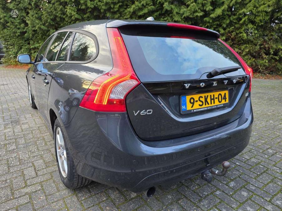Pelēks Volvo V60 2013 Viļņa, ar dzinēja tilpumu 1.56 L un nobraukumu 258 tūkst. km par 5700 €, foto 2 vietnē AUTOMOTO.COM.LV