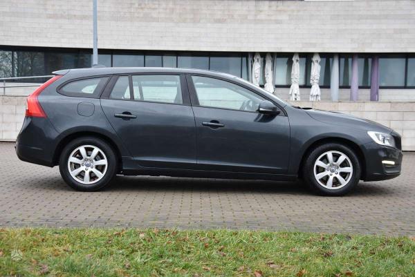 Grey Volvo V60 2013 in Vilnius, with an engine capacity of 1.56 L and mileage of 247 thousand km for 5700 €, photo 3 on AUTOMOTO.COM.LV