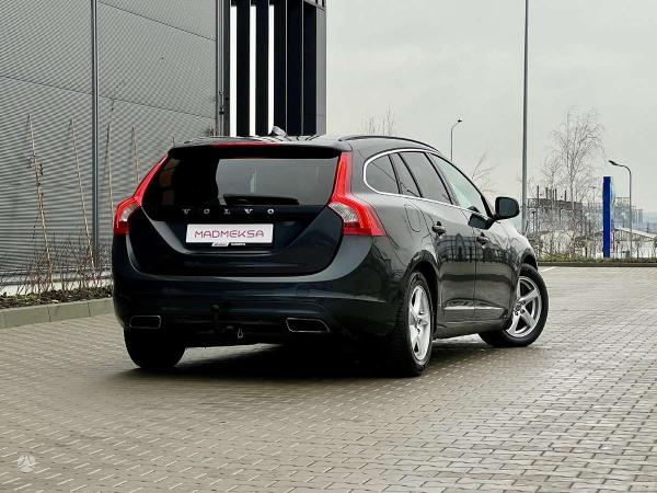 Pelēks Volvo V60 2013 Viļņa, ar dzinēja tilpumu 2.40 L un nobraukumu 215 tūkst. km par 8490 €, foto 4 vietnē AUTOMOTO.COM.LV