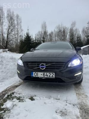 Pelēks Volvo V60 2013 Jelgava, ar dzinēja tilpumu 1.60 L un nobraukumu 283 tūkst. km par 7990 €, foto  vietnē AUTOMOTO.COM.LV