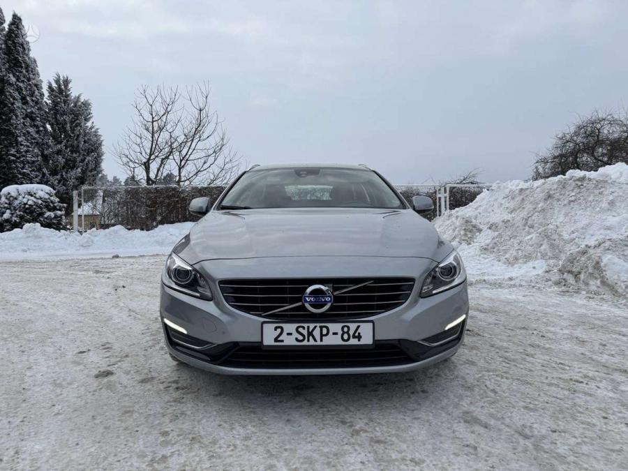Grey Volvo V60 2013 in Vilnius, with an engine capacity of 2.40 L and mileage of 269 thousand km for 8250 €, photo 2 on AUTOMOTO.COM.LV