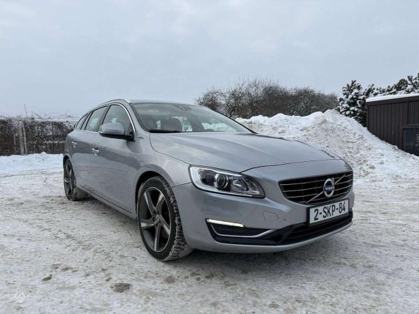 Grey Volvo V60 2013 in Vilnius, with an engine capacity of 2.40 L and mileage of 269 thousand km for 8250 €, photo 3 on AUTOMOTO.COM.LV