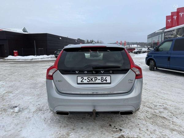 Grey Volvo V60 2013 in Vilnius, with an engine capacity of 2.40 L and mileage of 269 thousand km for 8250 €, photo 4 on AUTOMOTO.COM.LV