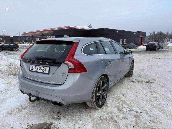 Grey Volvo V60 2013 in Vilnius, with an engine capacity of 2.40 L and mileage of 269 thousand km for 8250 €, photo 5 on AUTOMOTO.COM.LV