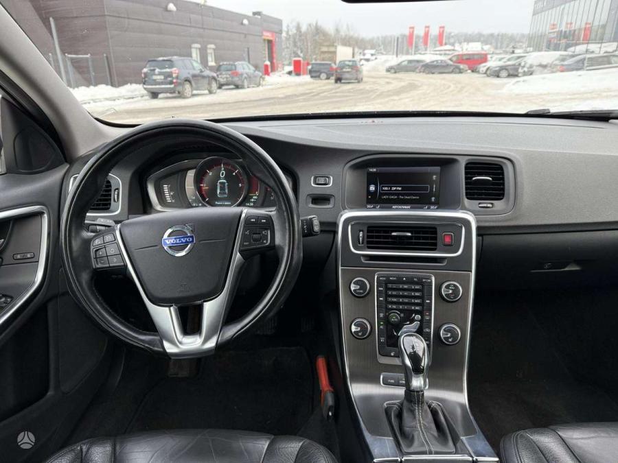 Grey Volvo V60 2013 in Vilnius, with an engine capacity of 2.40 L and mileage of 269 thousand km for 8250 €, photo 9 on AUTOMOTO.COM.LV